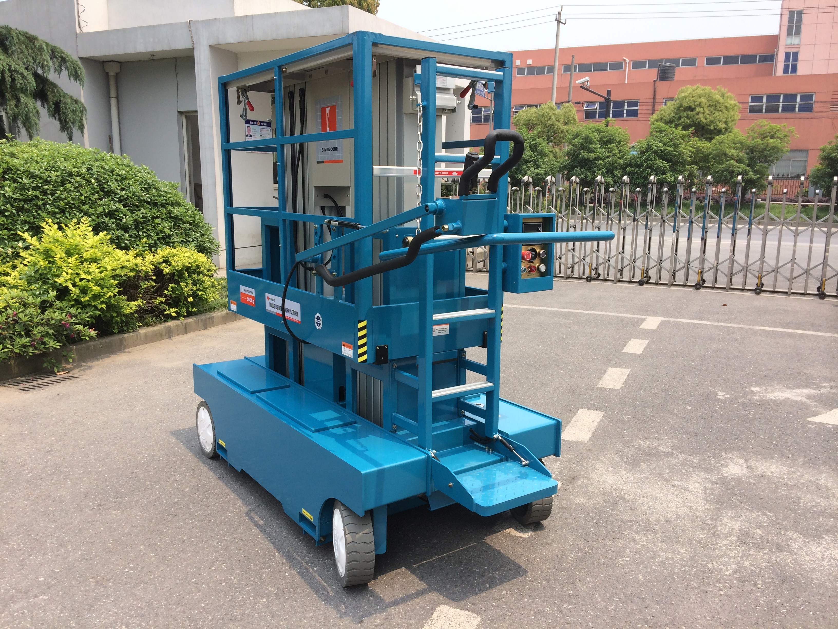 Self - Propelled Dual Mast Aerial Work Platform Blue 8m Height Light Weight